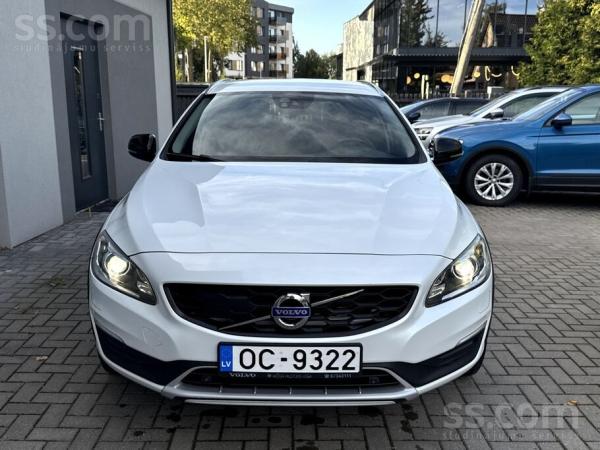 White Volvo V60 2017 in Riga, with an engine capacity of 2.00 L and mileage of 204 thousand km for 10500 €, photo 7 on AUTOMOTO.COM.LV