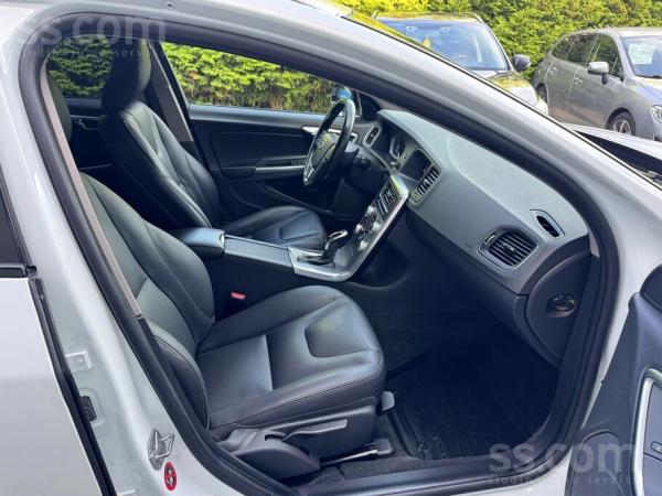 White Volvo V60 2017 in Riga, with an engine capacity of 2.00 L and mileage of 204 thousand km for 10500 €, photo 9 on AUTOMOTO.COM.LV