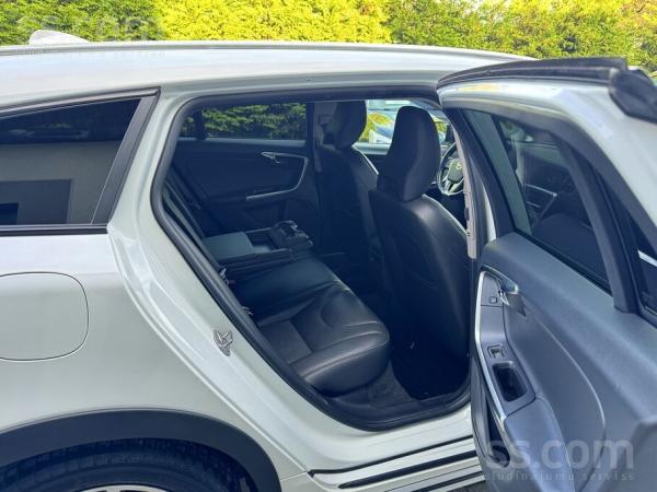 White Volvo V60 2017 in Riga, with an engine capacity of 2.00 L and mileage of 204 thousand km for 10500 €, photo 11 on AUTOMOTO.COM.LV