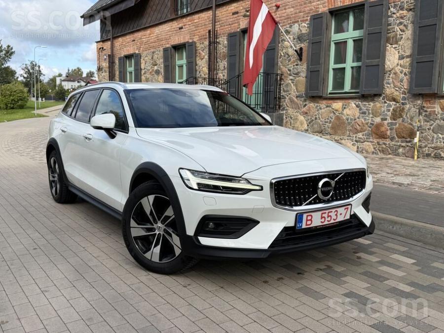 Balts Volvo V60 2019 Rēzekne, ar dzinēja tilpumu 2.00 L un nobraukumu 227 tūkst. km par 19990 €, foto 3 vietnē AUTOMOTO.COM.LV