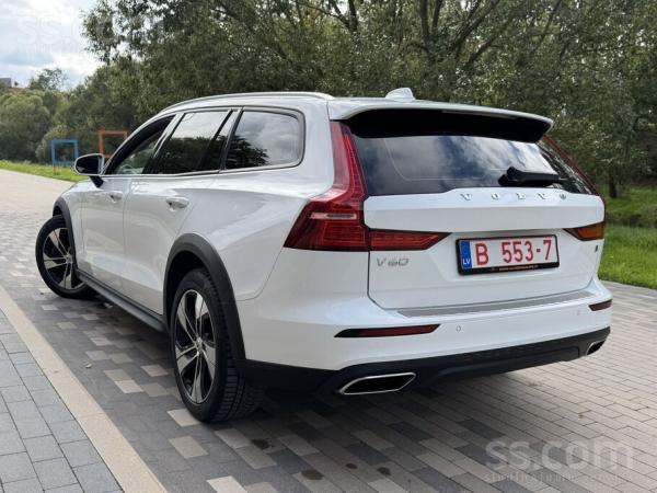 Balts Volvo V60 2019 Rēzekne, ar dzinēja tilpumu 2.00 L un nobraukumu 227 tūkst. km par 19990 €, foto 5 vietnē AUTOMOTO.COM.LV