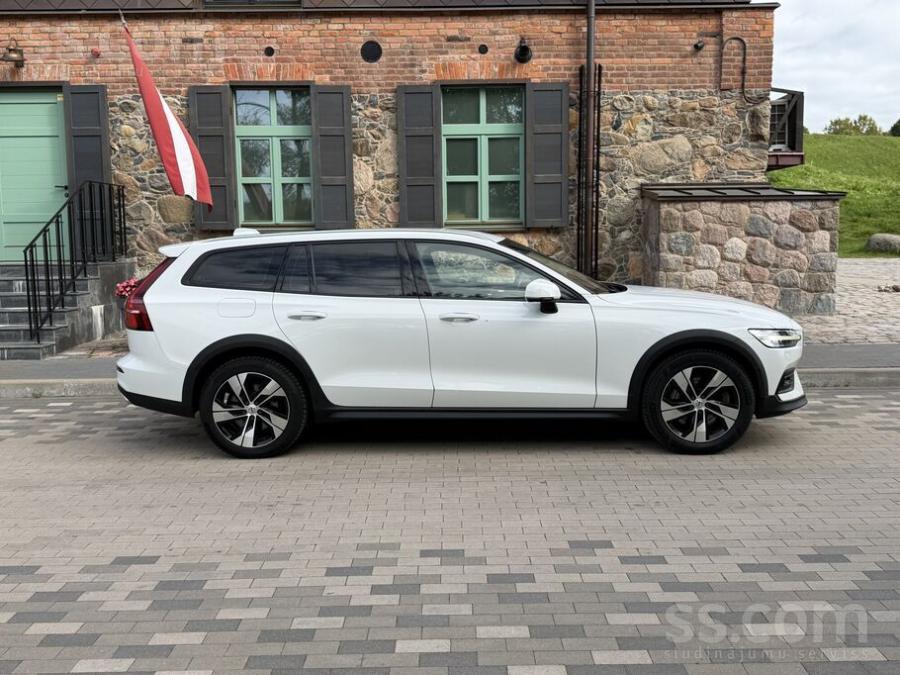 Balts Volvo V60 2019 Rēzekne, ar dzinēja tilpumu 2.00 L un nobraukumu 227 tūkst. km par 19990 €, foto 6 vietnē AUTOMOTO.COM.LV