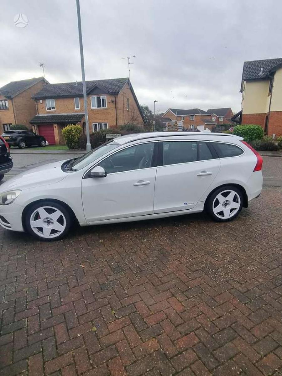 White Volvo V60 2012 in Vievis, with an engine capacity of 2.00 L and mileage of 170 thousand km for 2600 €, photo 4 on AUTOMOTO.COM.LV
