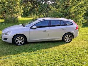 Balts Volvo V60 2012 Pagėgiai, ar dzinēja tilpumu 1.98 L un nobraukumu 348 tūkst. km par 5200 €, foto  vietnē AUTOMOTO.COM.LV
