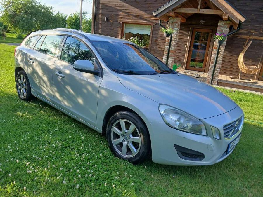 Balts Volvo V60 2012 Pagėgiai, ar dzinēja tilpumu 1.98 L un nobraukumu 348 tūkst. km par 5200 €, foto 5 vietnē AUTOMOTO.COM.LV