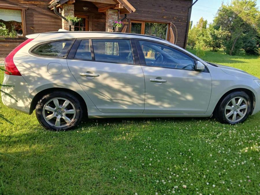 Balts Volvo V60 2012 Pagėgiai, ar dzinēja tilpumu 1.98 L un nobraukumu 348 tūkst. km par 5200 €, foto 3 vietnē AUTOMOTO.COM.LV