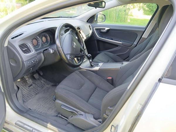Balts Volvo V60 2012 Pagėgiai, ar dzinēja tilpumu 1.98 L un nobraukumu 348 tūkst. km par 5200 €, foto 3 vietnē AUTOMOTO.COM.LV