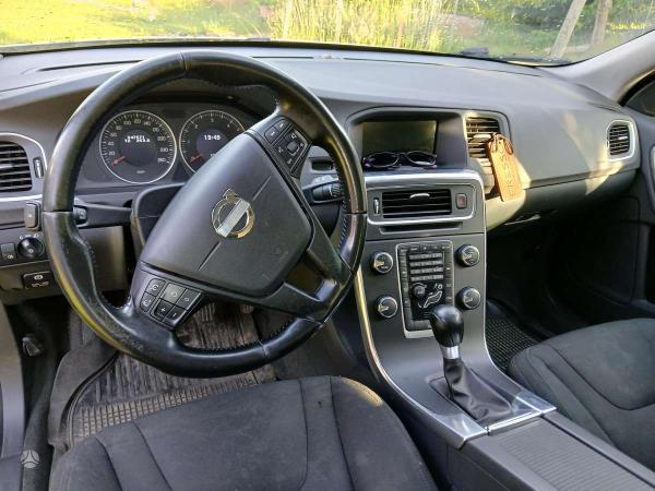 Balts Volvo V60 2012 Pagėgiai, ar dzinēja tilpumu 1.98 L un nobraukumu 348 tūkst. km par 5200 €, foto 5 vietnē AUTOMOTO.COM.LV