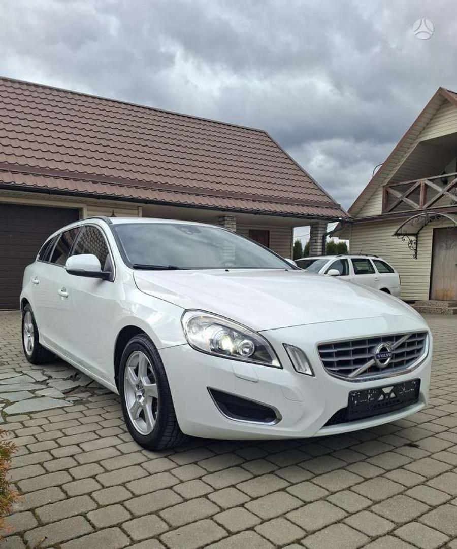 White Volvo V60 2012 in Vilnius, with an engine capacity of 2.00 L and mileage of 315 thousand km for 4050 €, photo 1 on AUTOMOTO.COM.LV