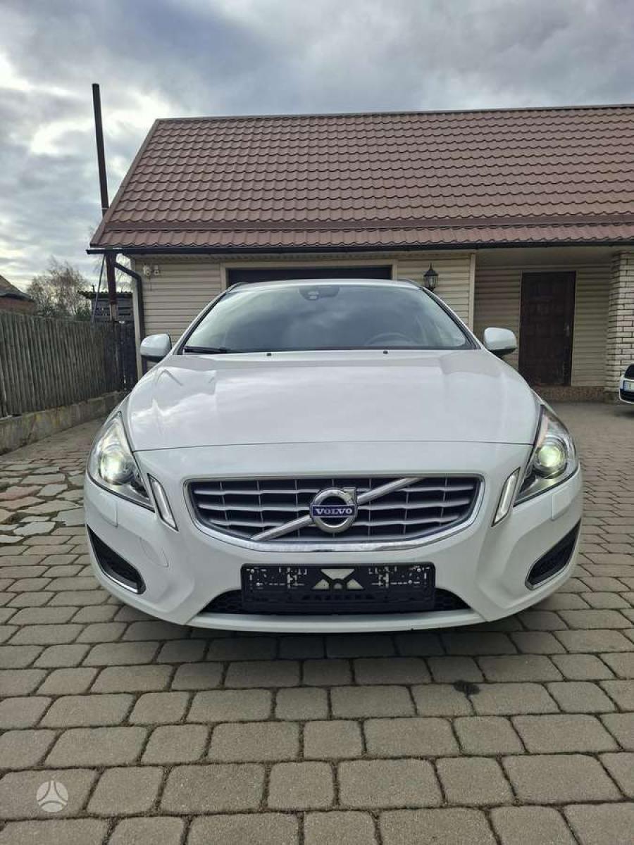 White Volvo V60 2012 in Vilnius, with an engine capacity of 2.00 L and mileage of 315 thousand km for 4050 €, photo 3 on AUTOMOTO.COM.LV