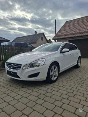 White Volvo V60 2012 in Vilnius, with an engine capacity of 2.00 L and mileage of 315 thousand km for 4050 €, photo 4 on AUTOMOTO.COM.LV