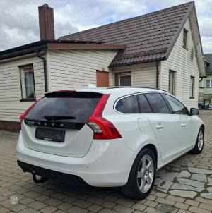 White Volvo V60 2012 in Vilnius, with an engine capacity of 2.00 L and mileage of 315 thousand km for 4050 €, photo 5 on AUTOMOTO.COM.LV