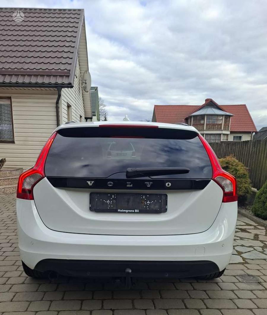 White Volvo V60 2012 in Vilnius, with an engine capacity of 2.00 L and mileage of 315 thousand km for 4050 €, photo 6 on AUTOMOTO.COM.LV