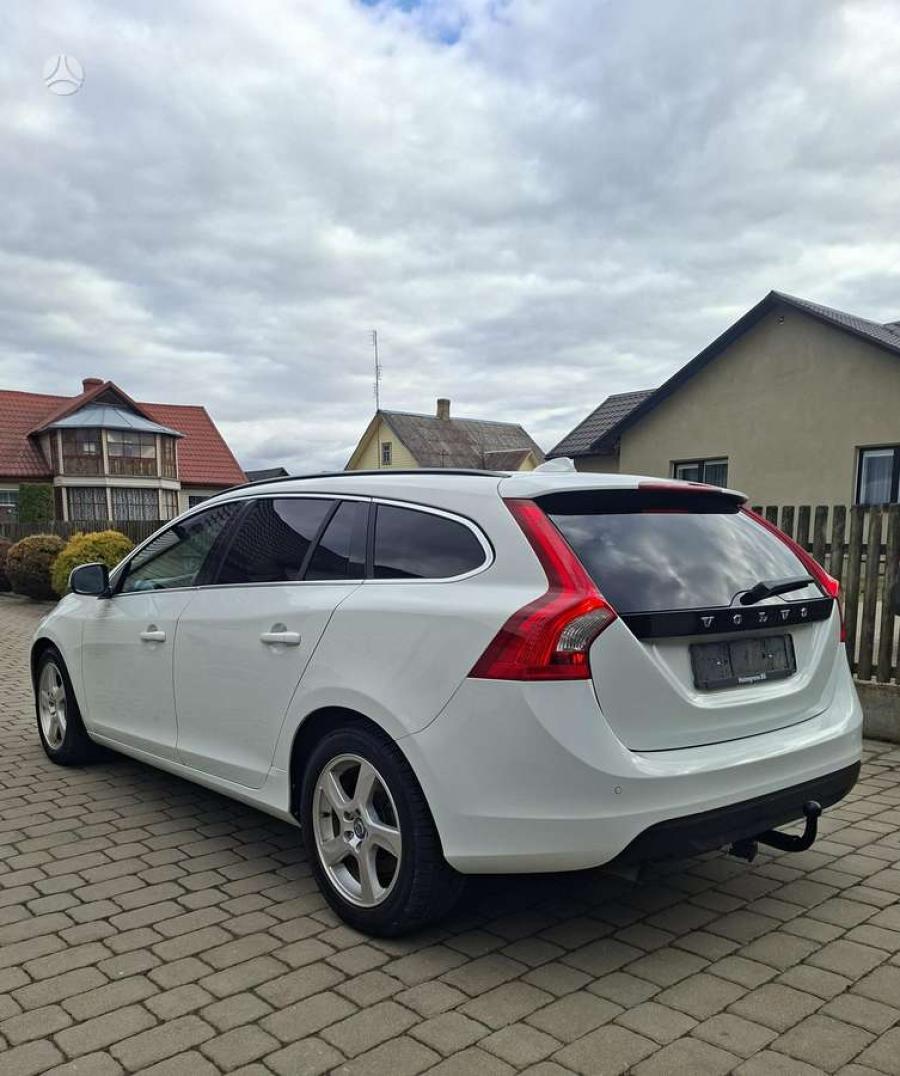 White Volvo V60 2012 in Vilnius, with an engine capacity of 2.00 L and mileage of 315 thousand km for 4050 €, photo 7 on AUTOMOTO.COM.LV