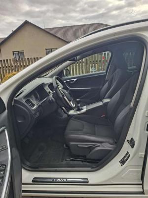 White Volvo V60 2012 in Vilnius, with an engine capacity of 2.00 L and mileage of 315 thousand km for 4050 €, photo 8 on AUTOMOTO.COM.LV