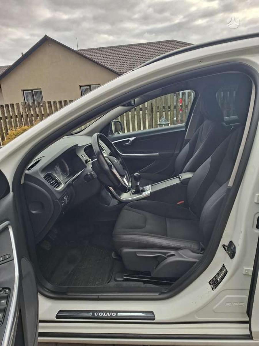 White Volvo V60 2012 in Vilnius, with an engine capacity of 2.00 L and mileage of 315 thousand km for 4050 €, photo 8 on AUTOMOTO.COM.LV