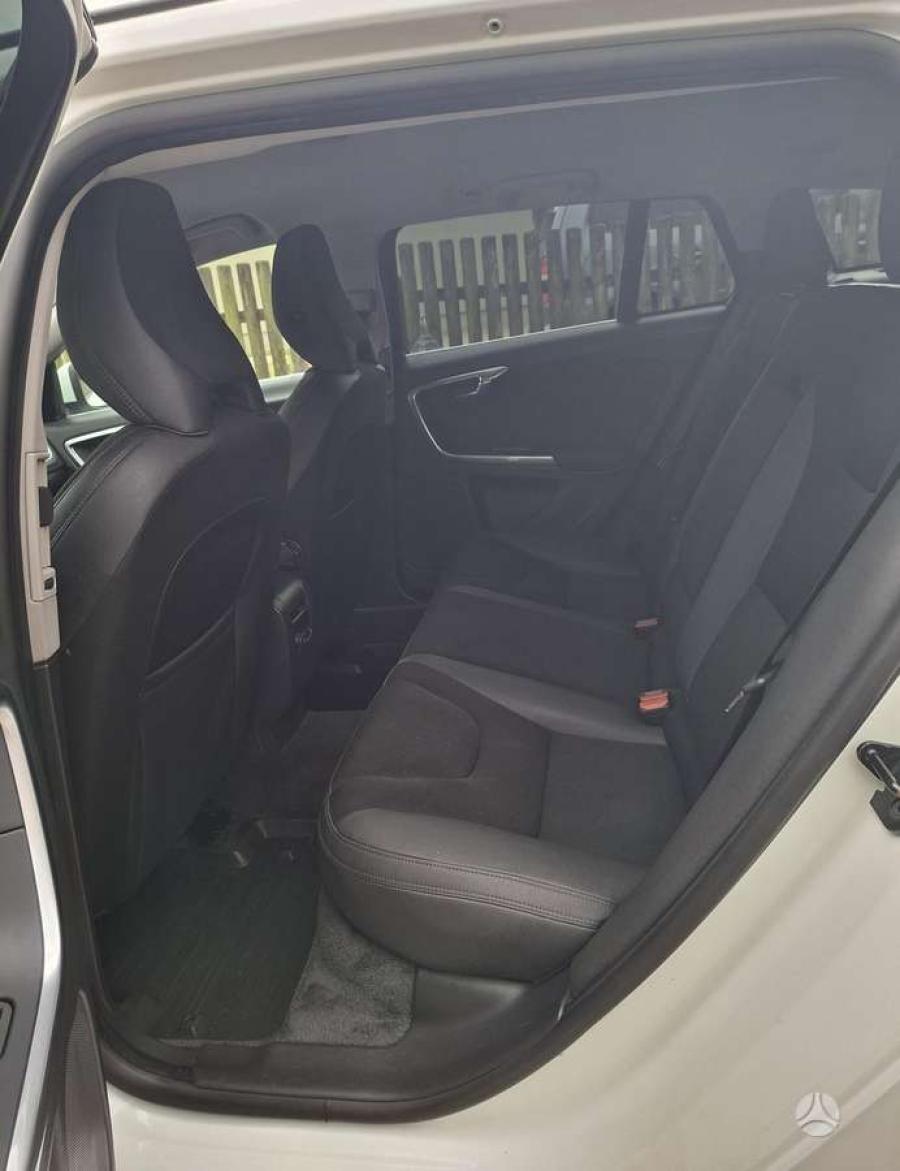White Volvo V60 2012 in Vilnius, with an engine capacity of 2.00 L and mileage of 315 thousand km for 4050 €, photo 9 on AUTOMOTO.COM.LV