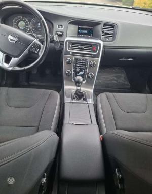 White Volvo V60 2012 in Vilnius, with an engine capacity of 2.00 L and mileage of 315 thousand km for 4050 €, photo 10 on AUTOMOTO.COM.LV