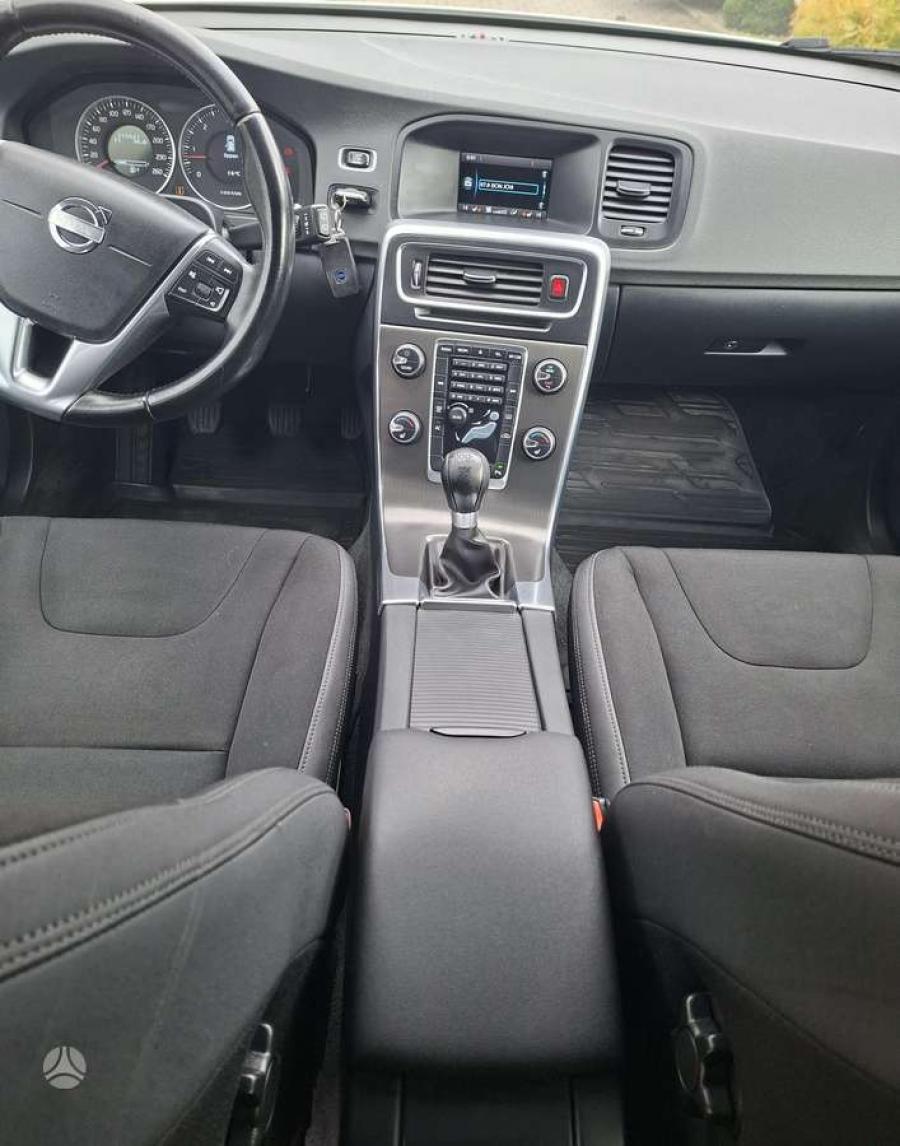 White Volvo V60 2012 in Vilnius, with an engine capacity of 2.00 L and mileage of 315 thousand km for 4050 €, photo 10 on AUTOMOTO.COM.LV