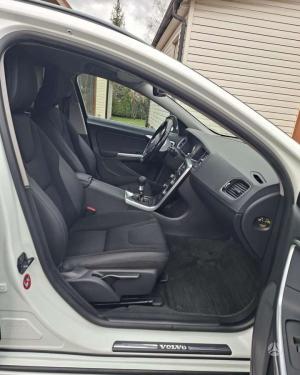White Volvo V60 2012 in Vilnius, with an engine capacity of 2.00 L and mileage of 315 thousand km for 4050 €, photo 11 on AUTOMOTO.COM.LV