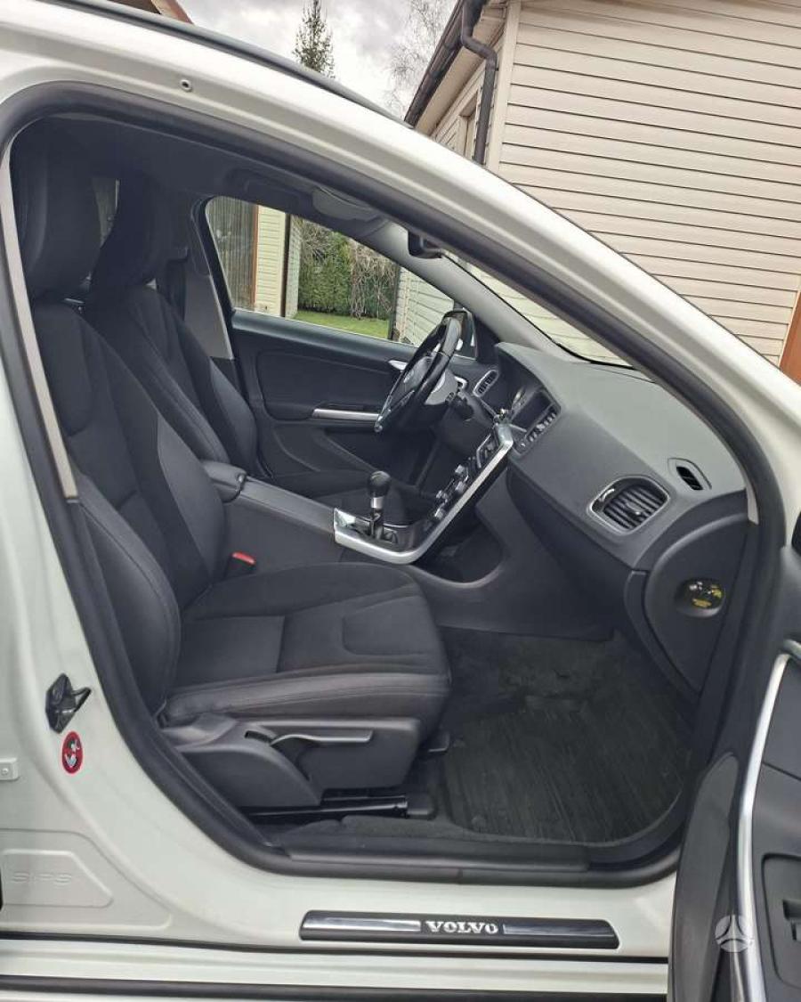 White Volvo V60 2012 in Vilnius, with an engine capacity of 2.00 L and mileage of 315 thousand km for 4050 €, photo 11 on AUTOMOTO.COM.LV