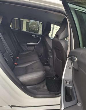White Volvo V60 2012 in Vilnius, with an engine capacity of 2.00 L and mileage of 315 thousand km for 4050 €, photo 12 on AUTOMOTO.COM.LV
