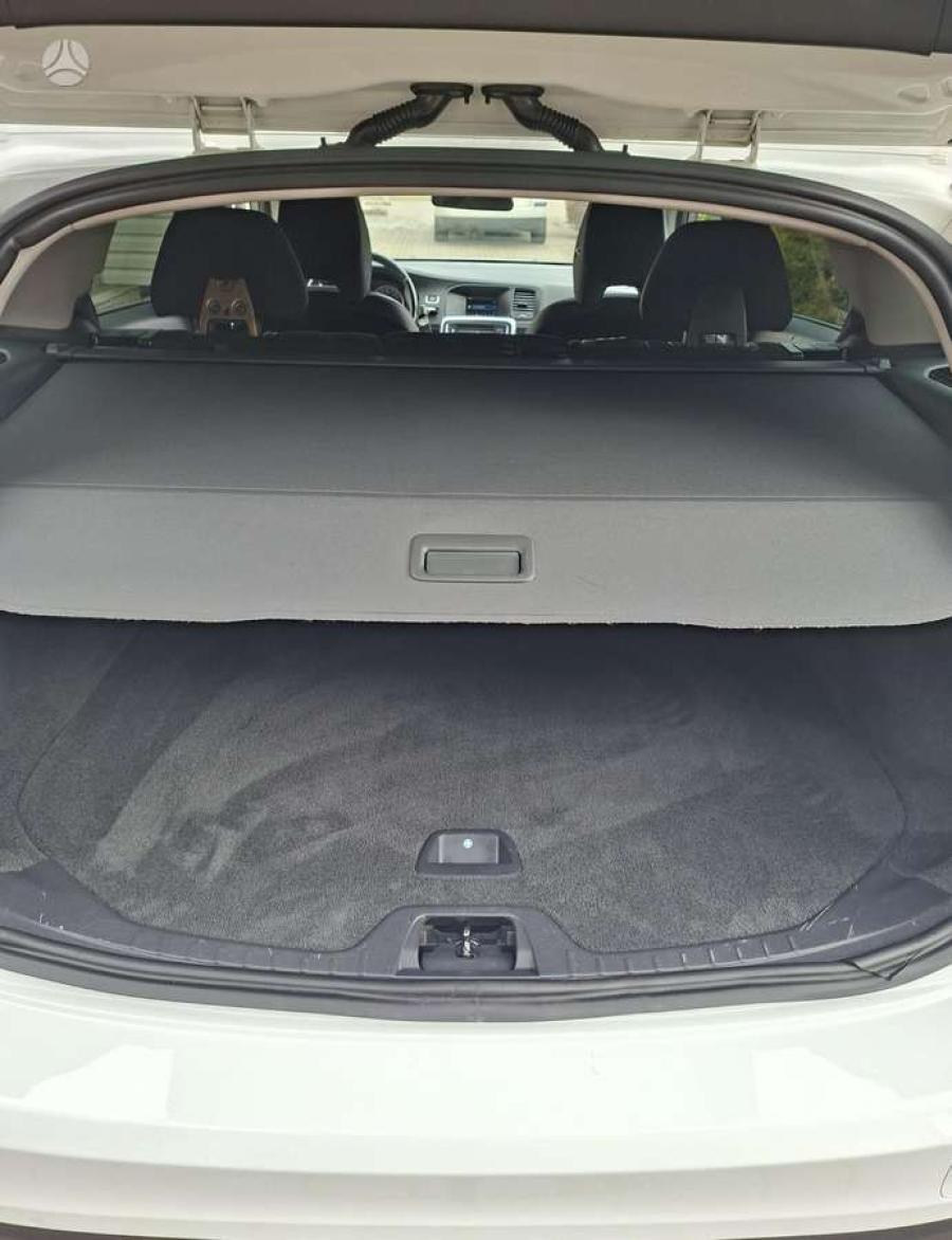 White Volvo V60 2012 in Vilnius, with an engine capacity of 2.00 L and mileage of 315 thousand km for 4050 €, photo 13 on AUTOMOTO.COM.LV