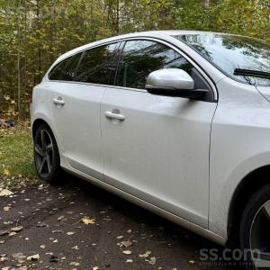 White Volvo V60 2013 in Riga, with an engine capacity of 2.00 L and mileage of 308 thousand km for 6000 €, photo 3 on AUTOMOTO.COM.LV