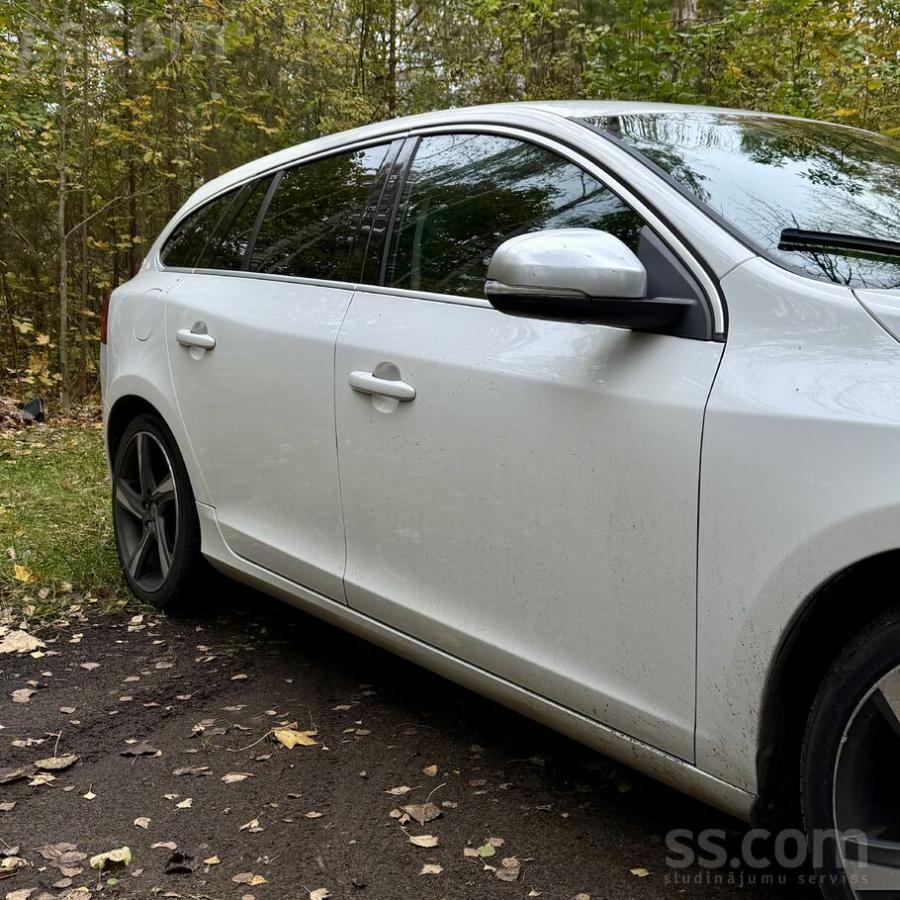 White Volvo V60 2013 in Riga, with an engine capacity of 2.00 L and mileage of 308 thousand km for 6000 €, photo 3 on AUTOMOTO.COM.LV