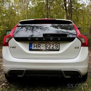 White Volvo V60 2013 in Riga, with an engine capacity of 2.00 L and mileage of 308 thousand km for 6000 €, photo 4 on AUTOMOTO.COM.LV