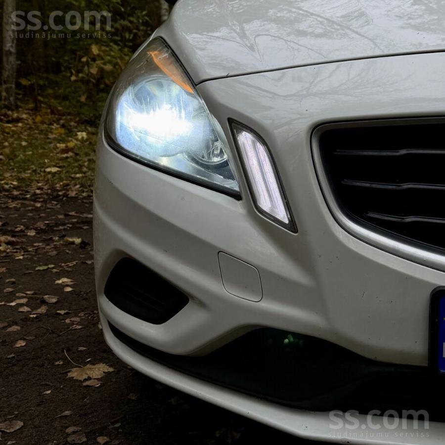 White Volvo V60 2013 in Riga, with an engine capacity of 2.00 L and mileage of 308 thousand km for 6000 €, photo 5 on AUTOMOTO.COM.LV