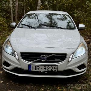 White Volvo V60 2013 in Riga, with an engine capacity of 2.00 L and mileage of 308 thousand km for 6000 €, photo 6 on AUTOMOTO.COM.LV