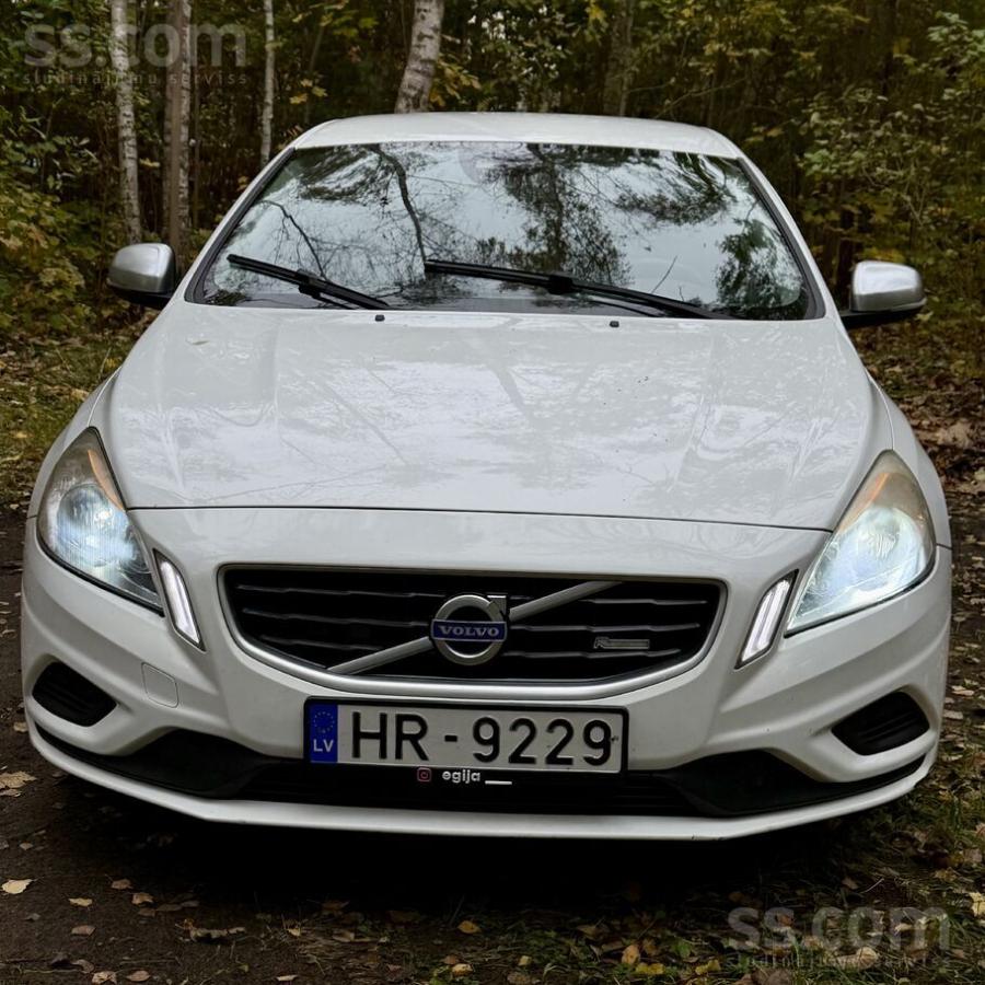 White Volvo V60 2013 in Riga, with an engine capacity of 2.00 L and mileage of 308 thousand km for 6000 €, photo 6 on AUTOMOTO.COM.LV