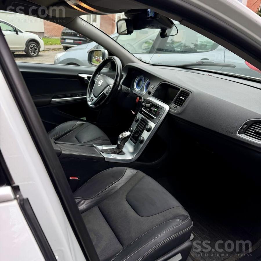 White Volvo V60 2013 in Riga, with an engine capacity of 2.00 L and mileage of 308 thousand km for 6000 €, photo 9 on AUTOMOTO.COM.LV