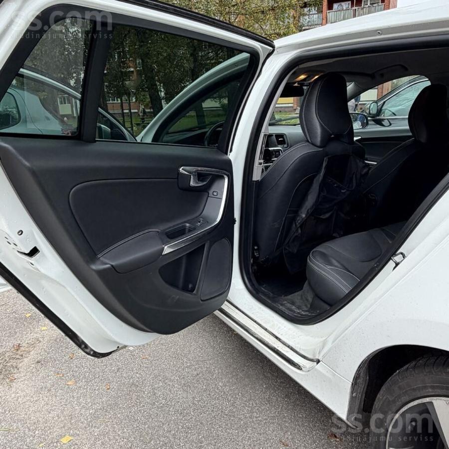 White Volvo V60 2013 in Riga, with an engine capacity of 2.00 L and mileage of 308 thousand km for 6000 €, photo 10 on AUTOMOTO.COM.LV