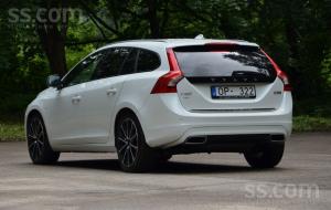 Balts Volvo V60 2015 Rīga, ar dzinēja tilpumu 2.40 L un nobraukumu 0 tūkst. km par 7690 €, foto 8 vietnē AUTOMOTO.COM.LV