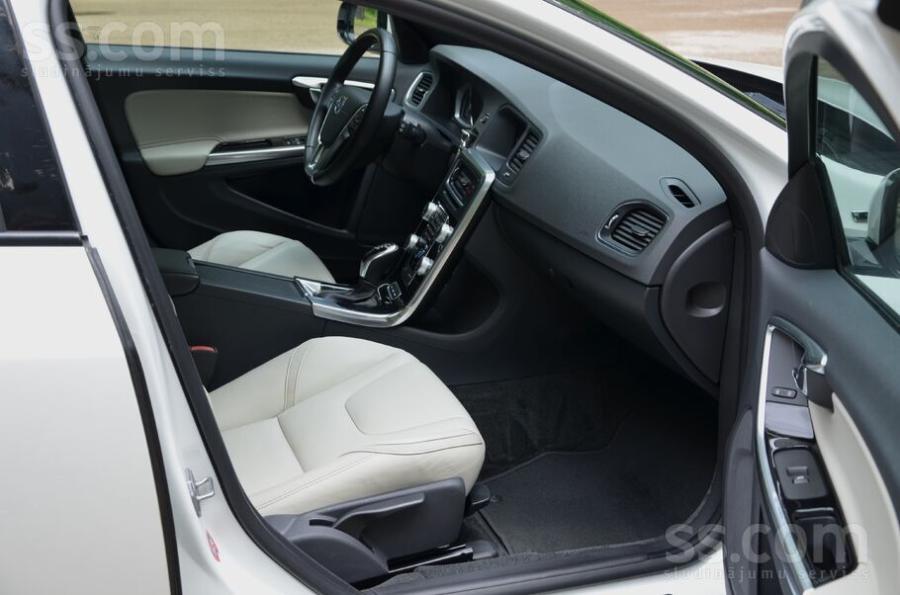 Balts Volvo V60 2015 Rīga, ar dzinēja tilpumu 2.40 L un nobraukumu 0 tūkst. km par 7690 €, foto 31 vietnē AUTOMOTO.COM.LV