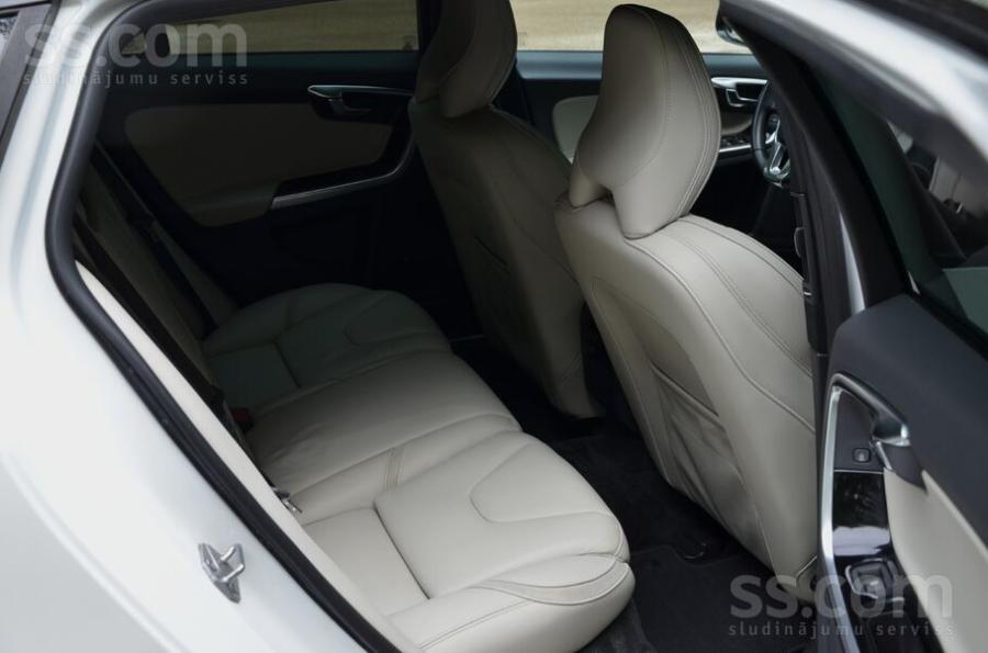 Balts Volvo V60 2015 Rīga, ar dzinēja tilpumu 2.40 L un nobraukumu 0 tūkst. km par 7690 €, foto 33 vietnē AUTOMOTO.COM.LV