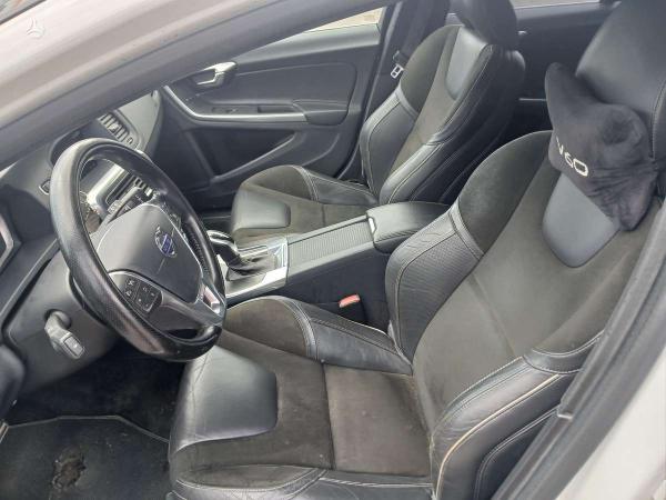 White Volvo V60 2015 in Taurage, with an engine capacity of 2.00 L and mileage of 240 thousand km for 5700 €, photo 10 on AUTOMOTO.COM.LV