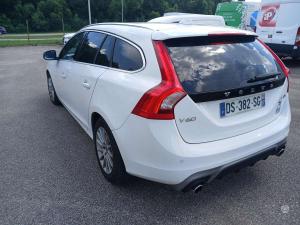 Balts Volvo V60 2015 Tauragė, ar dzinēja tilpumu 2.00 L un nobraukumu 244 tūkst. km par 5600 €, foto  vietnē AUTOMOTO.COM.LV