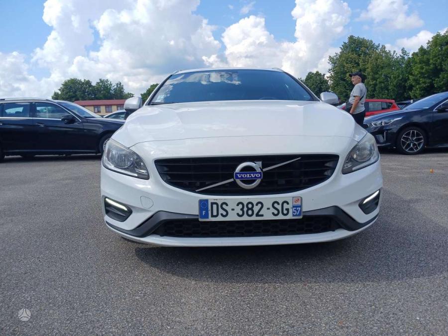 White Volvo V60 2015 in Taurage, with an engine capacity of 2.00 L and mileage of 244 thousand km for 5600 €, photo 4 on AUTOMOTO.COM.LV