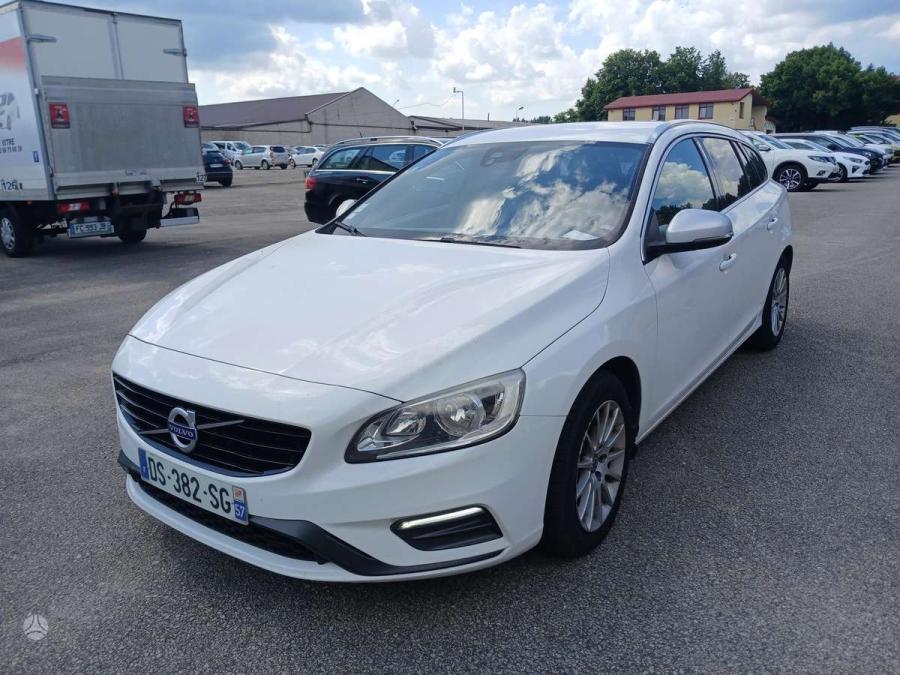 White Volvo V60 2015 in Taurage, with an engine capacity of 2.00 L and mileage of 244 thousand km for 5600 €, photo 5 on AUTOMOTO.COM.LV