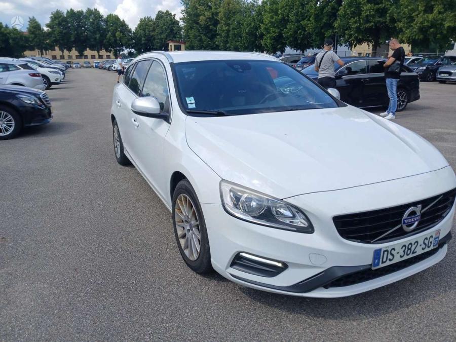 White Volvo V60 2015 in Taurage, with an engine capacity of 2.00 L and mileage of 244 thousand km for 5600 €, photo 6 on AUTOMOTO.COM.LV