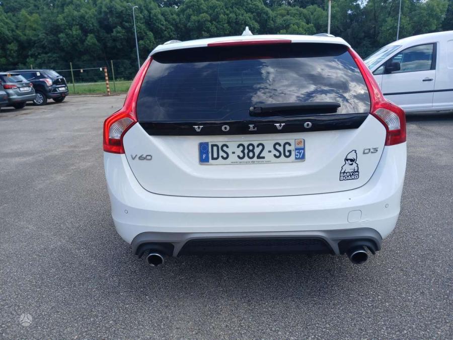 White Volvo V60 2015 in Taurage, with an engine capacity of 2.00 L and mileage of 244 thousand km for 5600 €, photo 7 on AUTOMOTO.COM.LV
