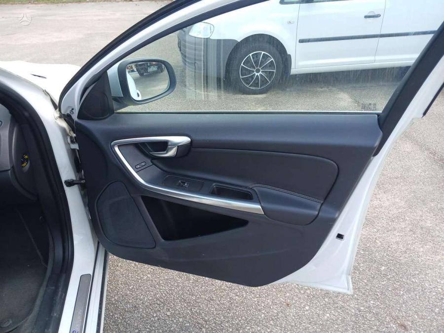 White Volvo V60 2015 in Taurage, with an engine capacity of 2.00 L and mileage of 244 thousand km for 5600 €, photo 8 on AUTOMOTO.COM.LV