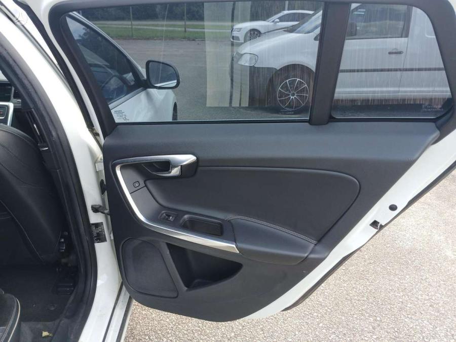 White Volvo V60 2015 in Taurage, with an engine capacity of 2.00 L and mileage of 244 thousand km for 5600 €, photo 9 on AUTOMOTO.COM.LV