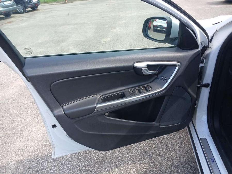 White Volvo V60 2015 in Taurage, with an engine capacity of 2.00 L and mileage of 244 thousand km for 5600 €, photo 10 on AUTOMOTO.COM.LV