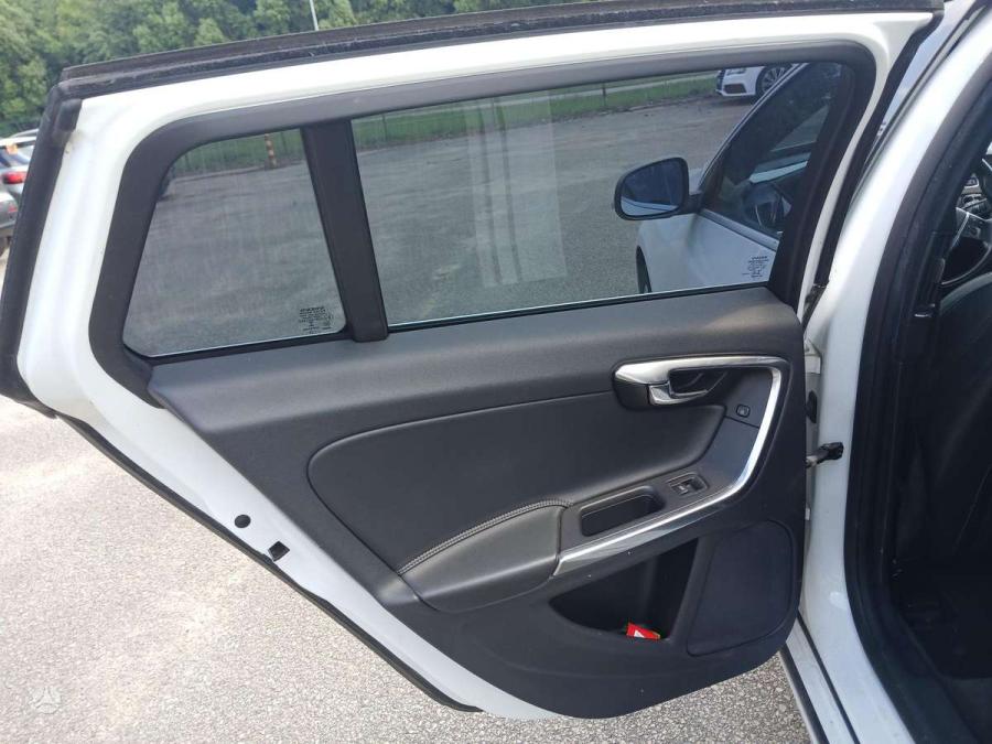 White Volvo V60 2015 in Taurage, with an engine capacity of 2.00 L and mileage of 244 thousand km for 5600 €, photo 11 on AUTOMOTO.COM.LV