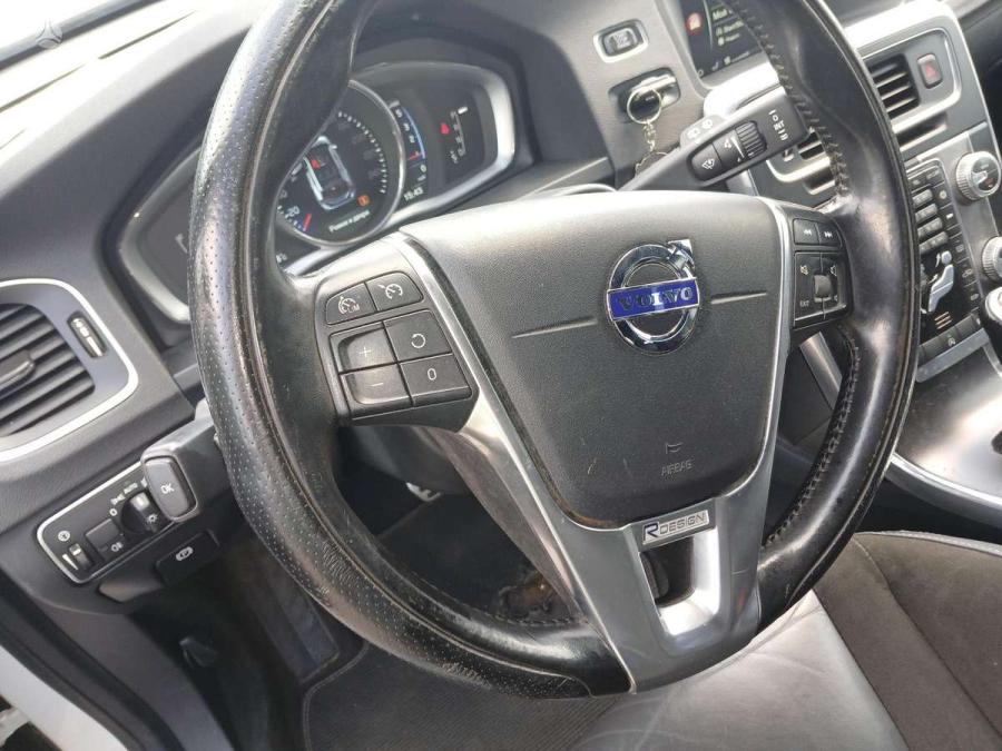 White Volvo V60 2015 in Taurage, with an engine capacity of 2.00 L and mileage of 244 thousand km for 5600 €, photo 13 on AUTOMOTO.COM.LV