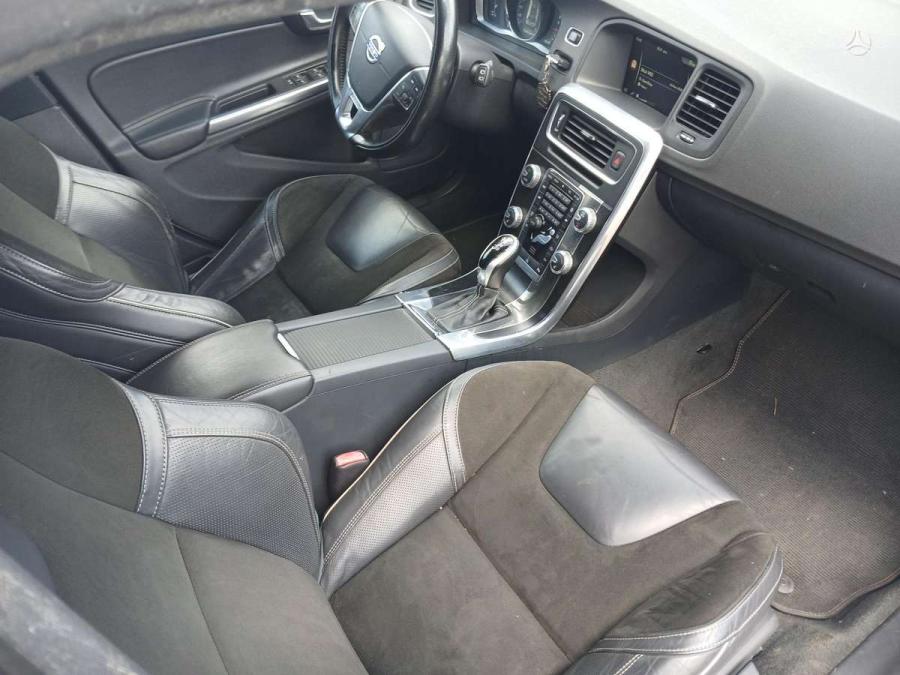 White Volvo V60 2015 in Taurage, with an engine capacity of 2.00 L and mileage of 244 thousand km for 5600 €, photo 14 on AUTOMOTO.COM.LV